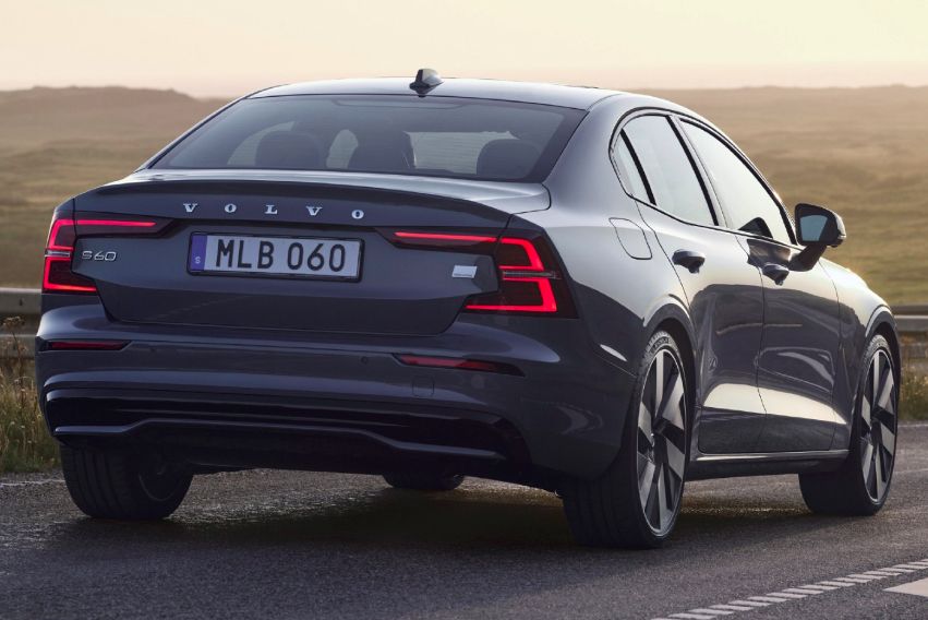 ภาพถ่าย 2023 Volvo S60 และ V60 รั่วไหลพร้อมปะทะที่ใหญ่กว่าและดีกว่าและระยะทาง 90 กม