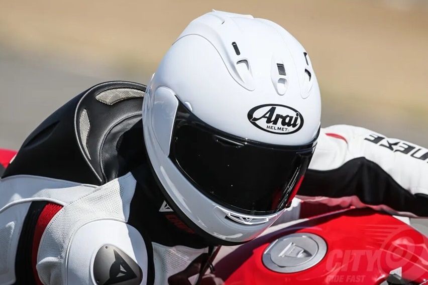 Arai dan Pinlock Luncurkan ProtecTINT Anti Fog Photochromic