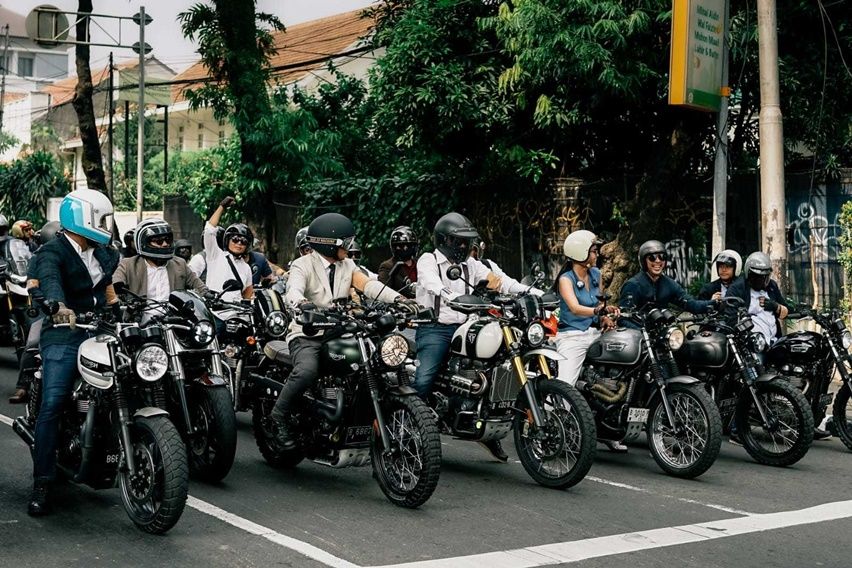 Gunakan Kostum Gentlemen, Ribuan Bikers Keliling Jakarta Sambil Beramal