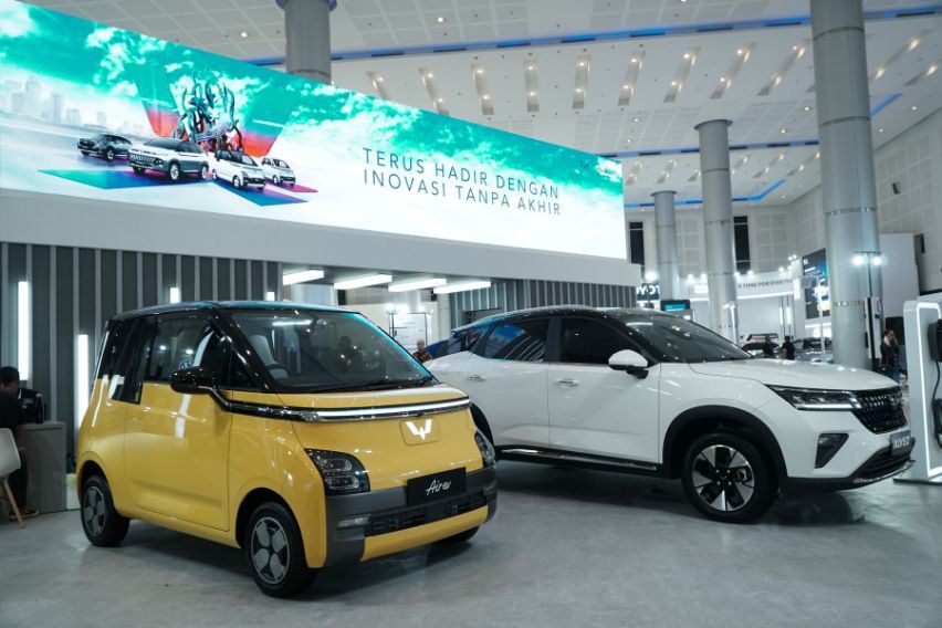 New Almaz RS dan Air ev Lite Jadi Bintang Wuling di GIIAS Surabaya 2023