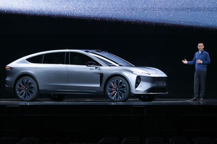 Nio ET9 electric sedan debuts in China with 900-volt electrical architecture