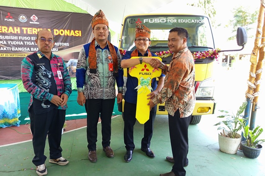 Tingkatkan Kualitas Pendidikan Kejuruan, KTB Donasikan Mitsubishi Fuso Canter Euro 4